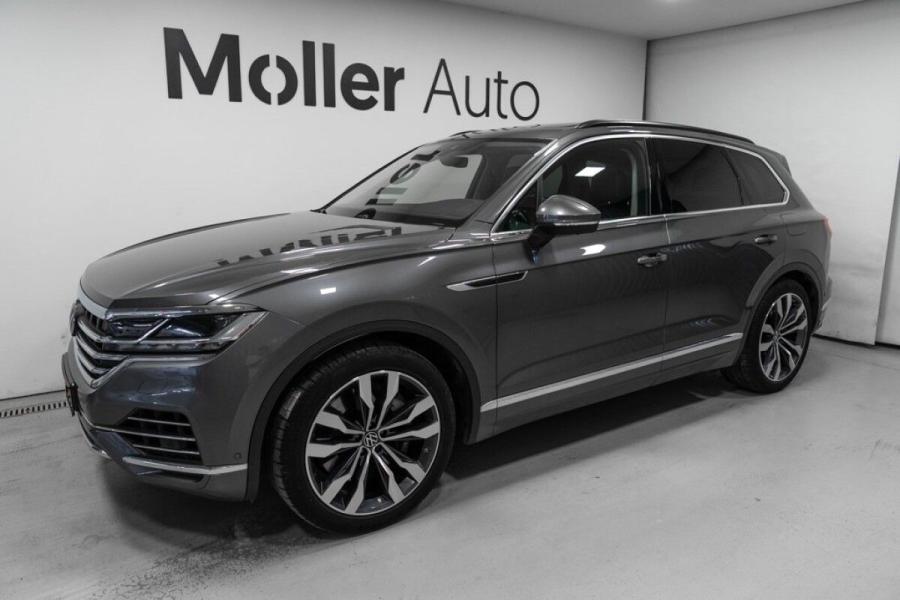 Grey Volkswagen Touareg 2022 in Vilnius, with an engine capacity of 3.00 L and mileage of 83 thousand km for 45900 €, photo 6 on AUTOMOTO.COM.LV