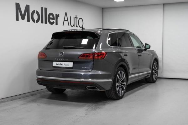 Grey Volkswagen Touareg 2022 in Vilnius, with an engine capacity of 3.00 L and mileage of 83 thousand km for 45900 €, photo 6 on AUTOMOTO.COM.LV