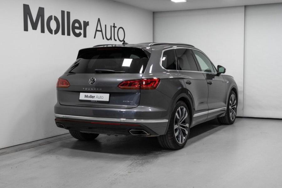 Grey Volkswagen Touareg 2022 in Vilnius, with an engine capacity of 3.00 L and mileage of 83 thousand km for 45900 €, photo 7 on AUTOMOTO.COM.LV