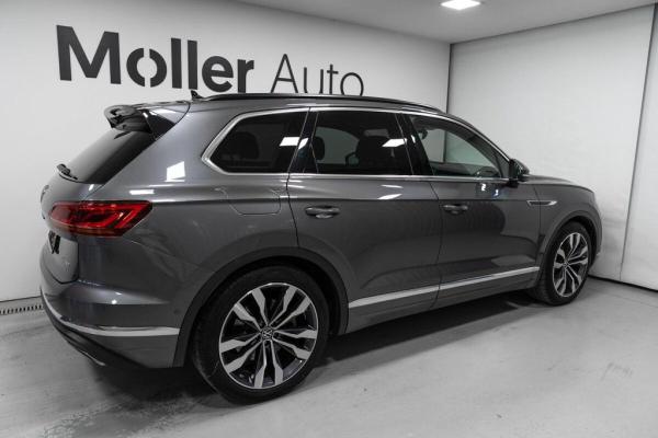 Grey Volkswagen Touareg 2022 in Vilnius, with an engine capacity of 3.00 L and mileage of 83 thousand km for 45900 €, photo 7 on AUTOMOTO.COM.LV