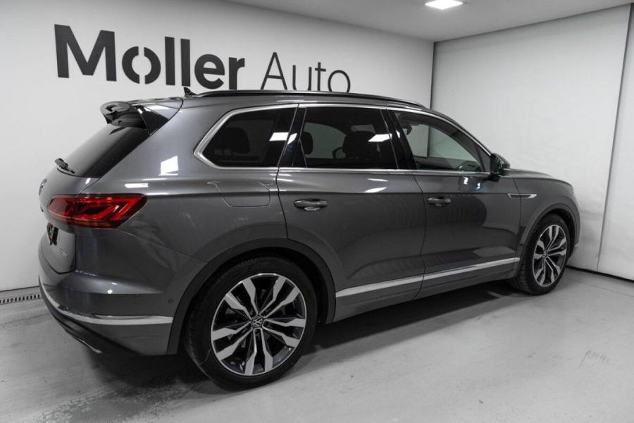 Grey Volkswagen Touareg 2022 in Vilnius, with an engine capacity of 3.00 L and mileage of 83 thousand km for 45900 €, photo 8 on AUTOMOTO.COM.LV