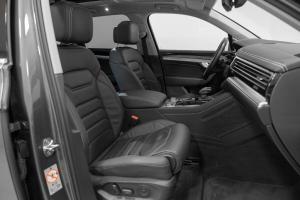Grey Volkswagen Touareg 2022 in Vilnius, with an engine capacity of 3.00 L and mileage of 83 thousand km for 45900 €, photo 9 on AUTOMOTO.COM.LV