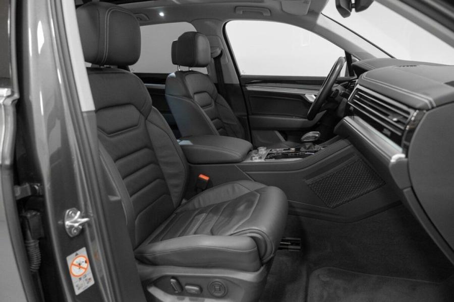 Grey Volkswagen Touareg 2022 in Vilnius, with an engine capacity of 3.00 L and mileage of 83 thousand km for 45900 €, photo 9 on AUTOMOTO.COM.LV