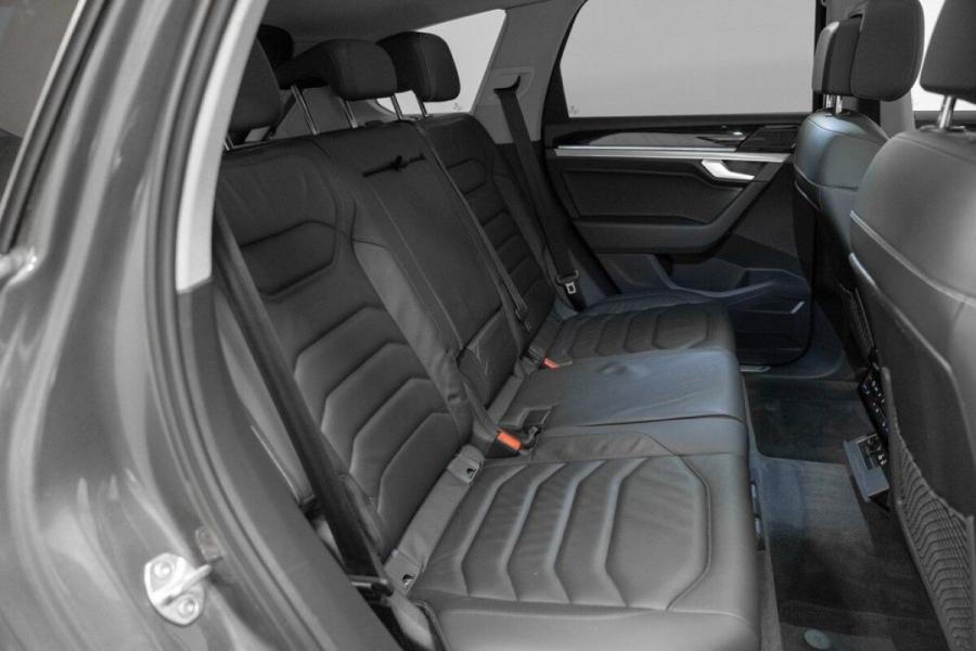 Grey Volkswagen Touareg 2022 in Vilnius, with an engine capacity of 3.00 L and mileage of 83 thousand km for 45900 €, photo 10 on AUTOMOTO.COM.LV