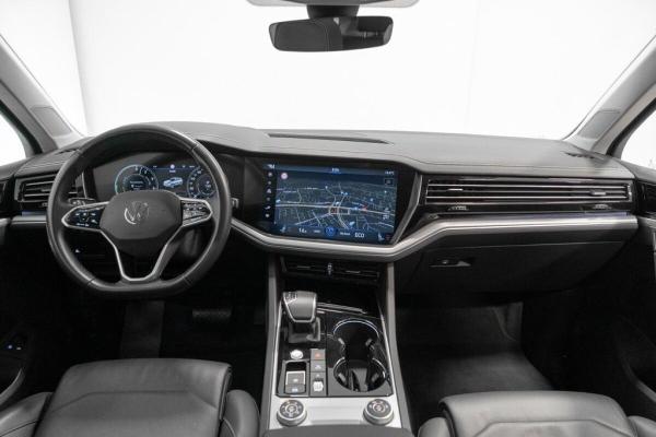 Grey Volkswagen Touareg 2022 in Vilnius, with an engine capacity of 3.00 L and mileage of 83 thousand km for 45900 €, photo 10 on AUTOMOTO.COM.LV