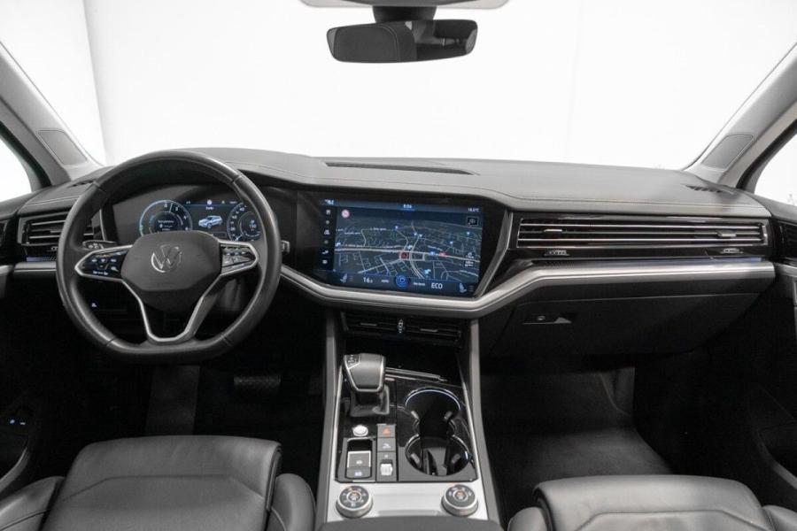 Grey Volkswagen Touareg 2022 in Vilnius, with an engine capacity of 3.00 L and mileage of 83 thousand km for 45900 €, photo 11 on AUTOMOTO.COM.LV