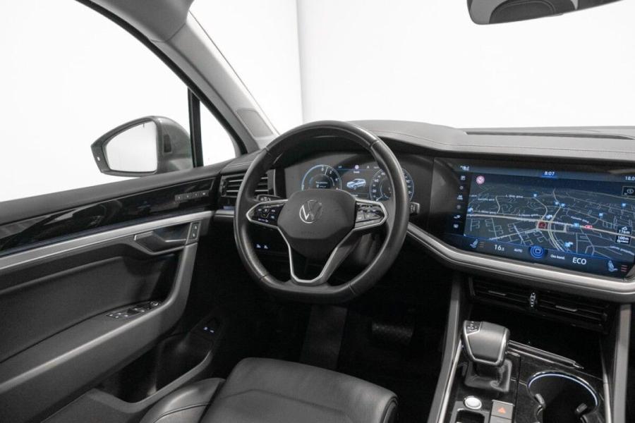 Grey Volkswagen Touareg 2022 in Vilnius, with an engine capacity of 3.00 L and mileage of 83 thousand km for 45900 €, photo 12 on AUTOMOTO.COM.LV