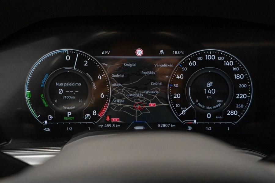 Grey Volkswagen Touareg 2022 in Vilnius, with an engine capacity of 3.00 L and mileage of 83 thousand km for 45900 €, photo 16 on AUTOMOTO.COM.LV