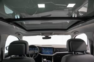 Grey Volkswagen Touareg 2022 in Vilnius, with an engine capacity of 3.00 L and mileage of 83 thousand km for 45900 €, photo 25 on AUTOMOTO.COM.LV