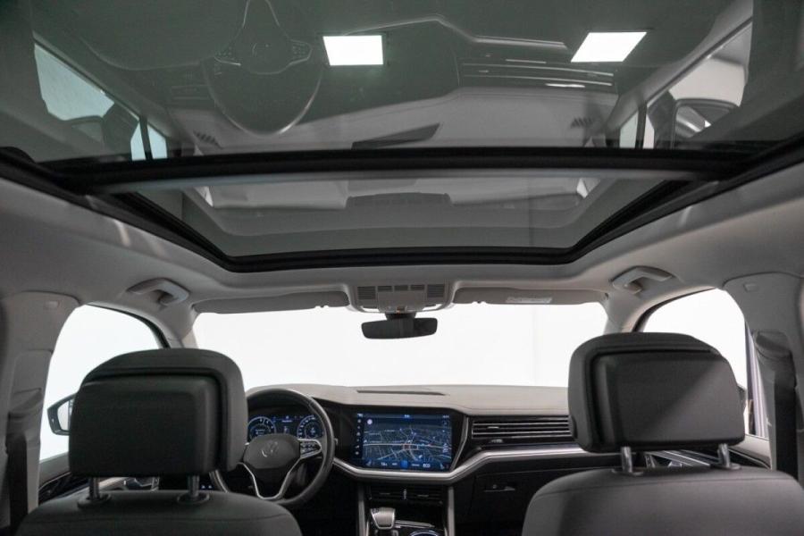 Grey Volkswagen Touareg 2022 in Vilnius, with an engine capacity of 3.00 L and mileage of 83 thousand km for 45900 €, photo 25 on AUTOMOTO.COM.LV