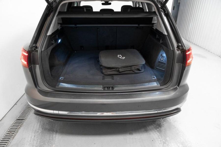 Grey Volkswagen Touareg 2022 in Vilnius, with an engine capacity of 3.00 L and mileage of 83 thousand km for 45900 €, photo 26 on AUTOMOTO.COM.LV