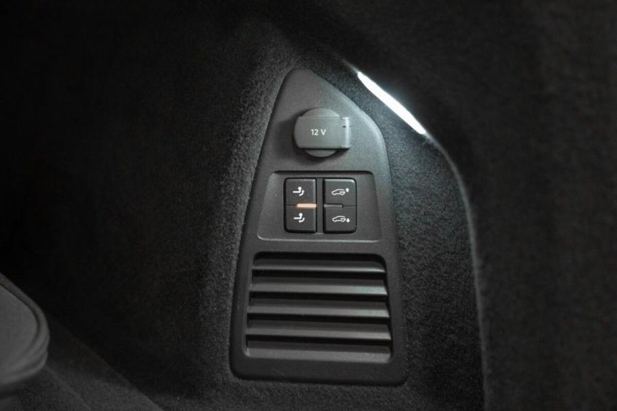 Grey Volkswagen Touareg 2022 in Vilnius, with an engine capacity of 3.00 L and mileage of 83 thousand km for 45900 €, photo 28 on AUTOMOTO.COM.LV