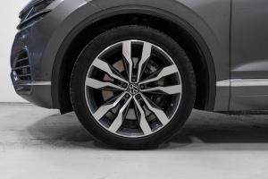 Grey Volkswagen Touareg 2022 in Vilnius, with an engine capacity of 3.00 L and mileage of 83 thousand km for 45900 €, photo 29 on AUTOMOTO.COM.LV