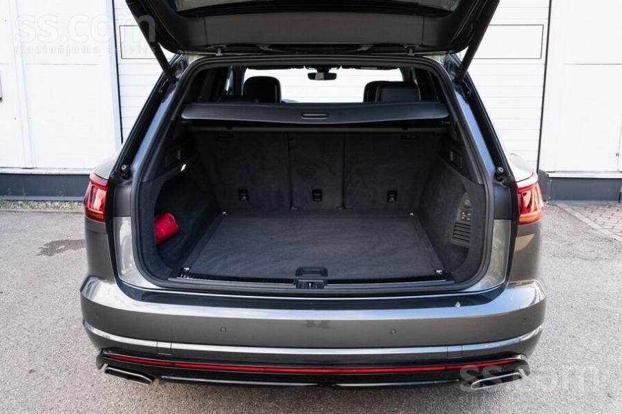 Pelēks Volkswagen Touareg 2022 Rīga, ar dzinēja tilpumu 3.00 L un nobraukumu 103 tūkst. km par 45700 €, foto 21 vietnē AUTOMOTO.COM.LV