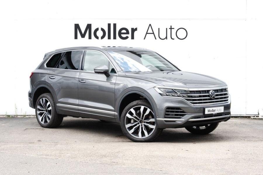 Grey Volkswagen Touareg 2022 in Riga, with an engine capacity of 0.00 L and mileage of 113 thousand km for 44900 €, photo 5 on AUTOMOTO.COM.LV