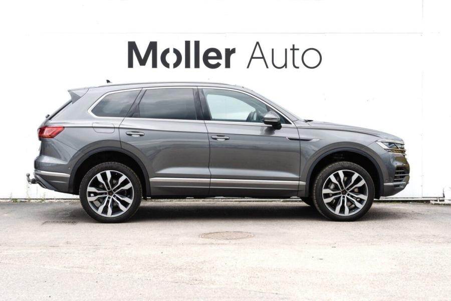 Grey Volkswagen Touareg 2022 in Riga, with an engine capacity of 0.00 L and mileage of 113 thousand km for 44900 €, photo 8 on AUTOMOTO.COM.LV