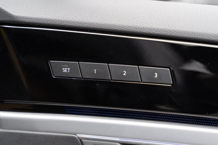 Grey Volkswagen Touareg 2022 in Riga, with an engine capacity of 0.00 L and mileage of 113 thousand km for 44900 €, photo 9 on AUTOMOTO.COM.LV
