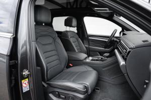 Grey Volkswagen Touareg 2022 in Riga, with an engine capacity of 0.00 L and mileage of 113 thousand km for 44900 €, photo 10 on AUTOMOTO.COM.LV