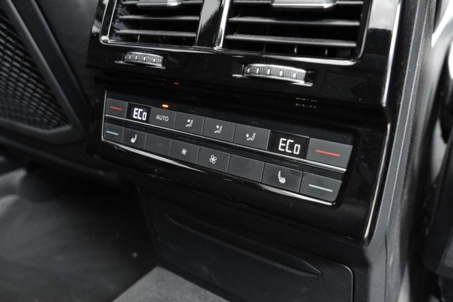 Grey Volkswagen Touareg 2022 in Riga, with an engine capacity of 0.00 L and mileage of 113 thousand km for 44900 €, photo 11 on AUTOMOTO.COM.LV