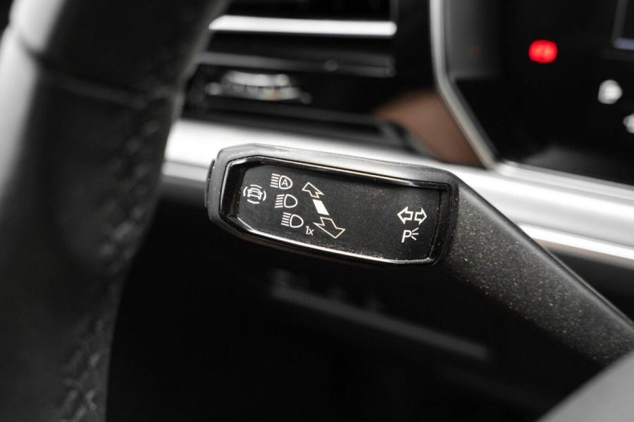 Grey Volkswagen Touareg 2022 in Riga, with an engine capacity of 0.00 L and mileage of 113 thousand km for 44900 €, photo 14 on AUTOMOTO.COM.LV