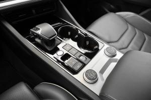 Grey Volkswagen Touareg 2022 in Riga, with an engine capacity of 0.00 L and mileage of 113 thousand km for 44900 €, photo 22 on AUTOMOTO.COM.LV