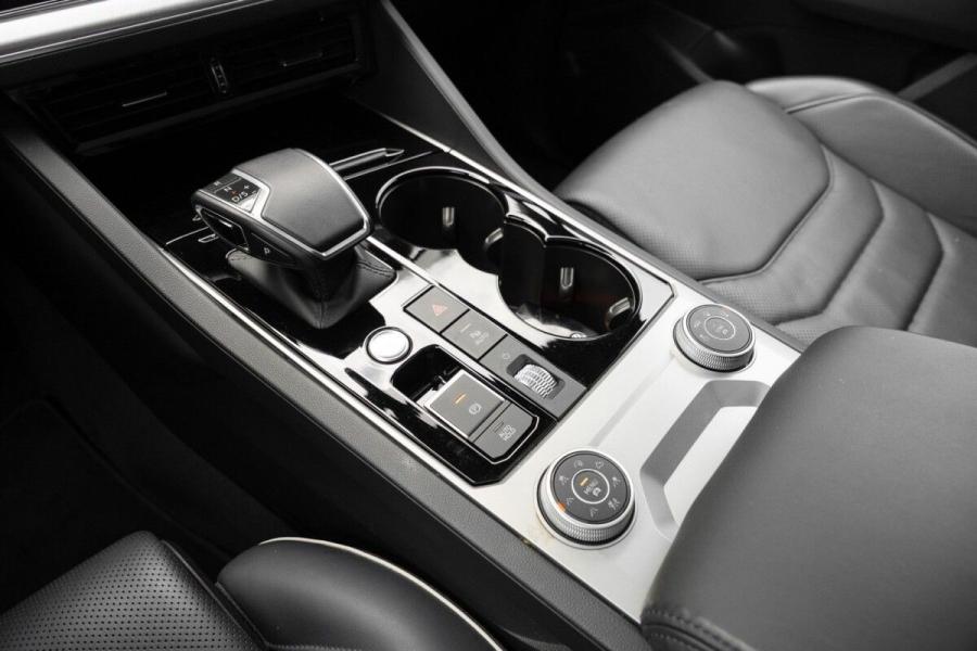 Grey Volkswagen Touareg 2022 in Riga, with an engine capacity of 0.00 L and mileage of 113 thousand km for 44900 €, photo 22 on AUTOMOTO.COM.LV