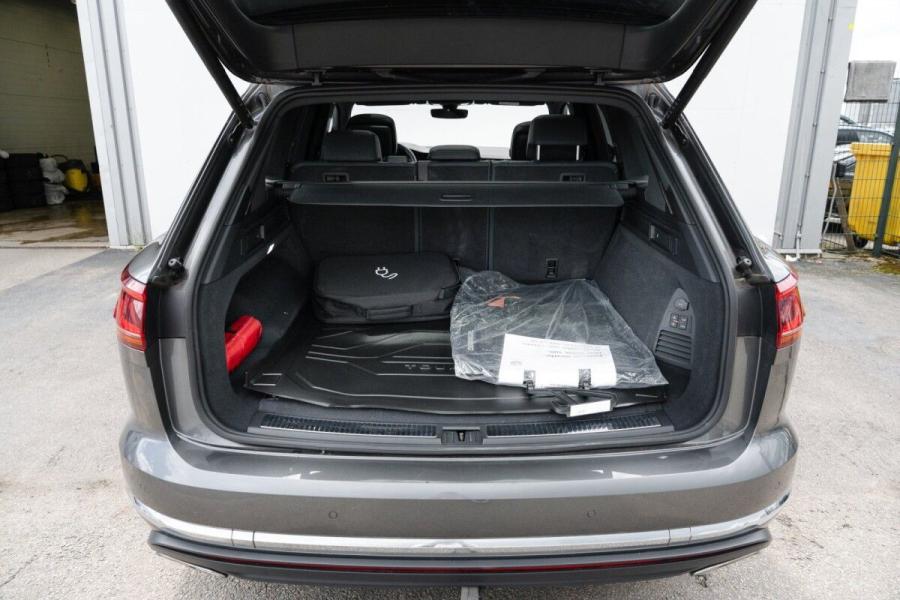Grey Volkswagen Touareg 2022 in Riga, with an engine capacity of 0.00 L and mileage of 113 thousand km for 44900 €, photo 31 on AUTOMOTO.COM.LV