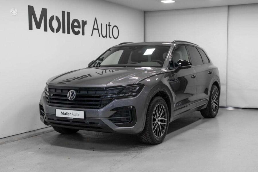 Pelēks Volkswagen Touareg 2023 Viļņa, ar dzinēja tilpumu 3.00 L un nobraukumu 73 tūkst. km par 59900 €, foto 1 vietnē AUTOMOTO.COM.LV