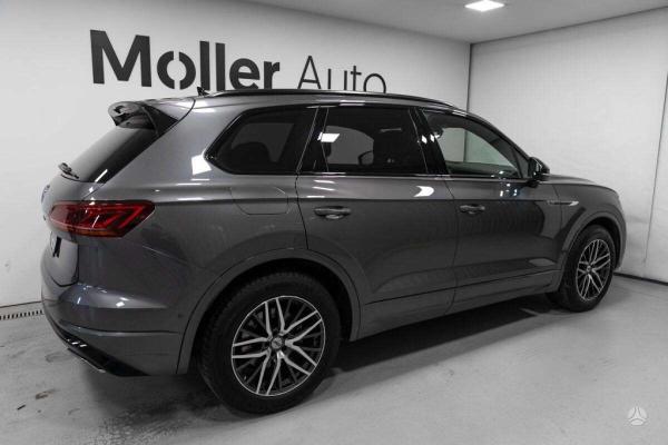 Grey Volkswagen Touareg 2023 in Vilnius, with an engine capacity of 3.00 L and mileage of 73 thousand km for 58800 €, photo 3 on AUTOMOTO.COM.LV