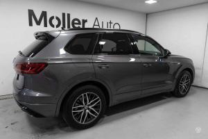 Pelēks Volkswagen Touareg 2023 Viļņa, ar dzinēja tilpumu 3.00 L un nobraukumu 73 tūkst. km par 58800 €, foto 3 vietnē AUTOMOTO.COM.LV