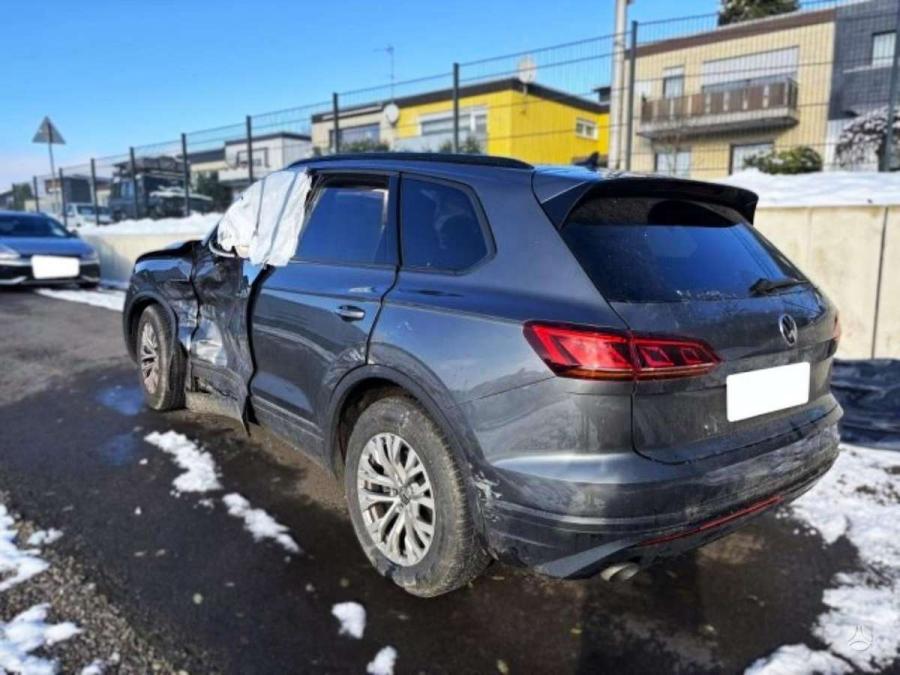Pelēks Volkswagen Touareg 2023 Klaipėda, ar dzinēja tilpumu 2.97 L un nobraukumu 94 tūkst. km par 20700 €, foto 1 vietnē AUTOMOTO.COM.LV