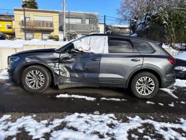 Grey Volkswagen Touareg 2023 in Klaipeda, with an engine capacity of 2.97 L and mileage of 94 thousand km for 20700 €, photo 3 on AUTOMOTO.COM.LV