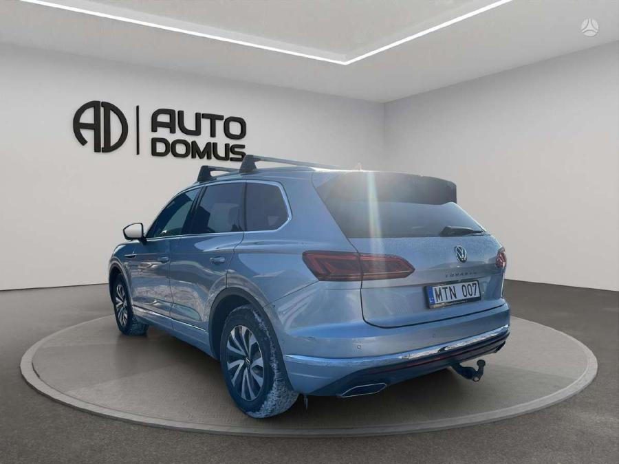 Pelēks Volkswagen Touareg 2023 Klaipėda, ar dzinēja tilpumu 2.97 L un nobraukumu 110 tūkst. km par 41000 €, foto 4 vietnē AUTOMOTO.COM.LV