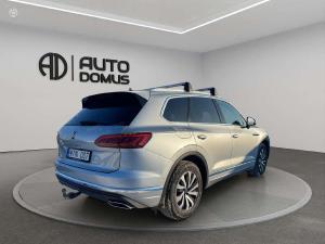 Pelēks Volkswagen Touareg 2023 Klaipėda, ar dzinēja tilpumu 2.97 L un nobraukumu 110 tūkst. km par 41000 €, foto 6 vietnē AUTOMOTO.COM.LV