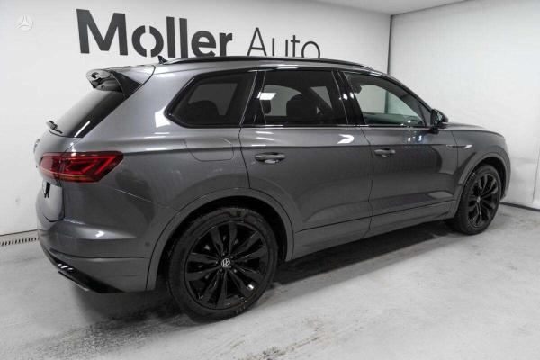 Pelēks Volkswagen Touareg 2023 Viļņa, ar dzinēja tilpumu 3.00 L un nobraukumu 75 tūkst. km par 55900 €, foto 4 vietnē AUTOMOTO.COM.LV