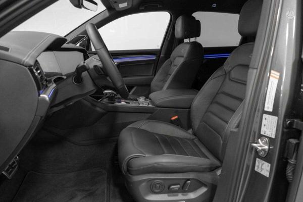 Pelēks Volkswagen Touareg 2023 Viļņa, ar dzinēja tilpumu 3.00 L un nobraukumu 75 tūkst. km par 55900 €, foto 5 vietnē AUTOMOTO.COM.LV