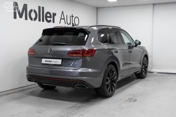 Grey Volkswagen Touareg 2023 in Vilnius, with an engine capacity of 3.00 L and mileage of 73 thousand km for 55900 €, photo 3 on AUTOMOTO.COM.LV