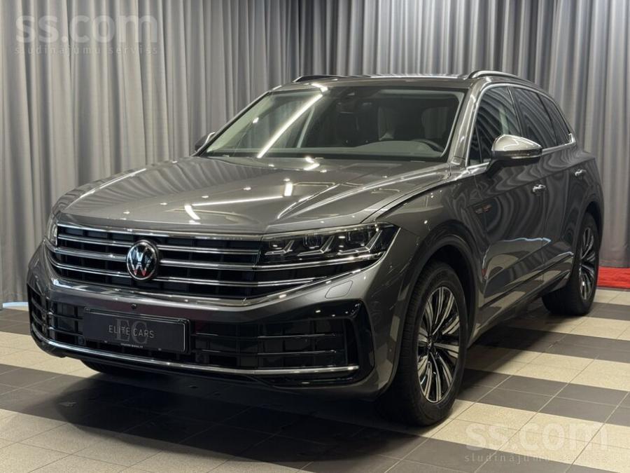 Grey Volkswagen Touareg 2023 in Riga, with an engine capacity of 3.00 L and mileage of 32 thousand km for 49990 €, photo 1 on AUTOMOTO.COM.LV