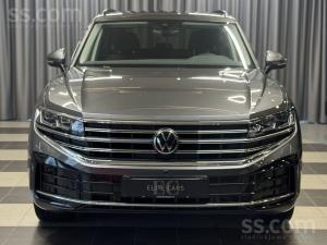 Grey Volkswagen Touareg 2023 in Riga, with an engine capacity of 3.00 L and mileage of 32 thousand km for 49990 €, photo 3 on AUTOMOTO.COM.LV