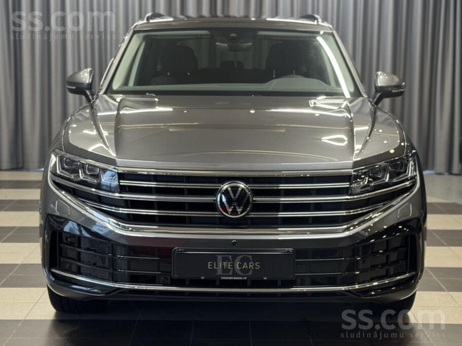 Grey Volkswagen Touareg 2023 in Riga, with an engine capacity of 3.00 L and mileage of 32 thousand km for 49990 €, photo 3 on AUTOMOTO.COM.LV