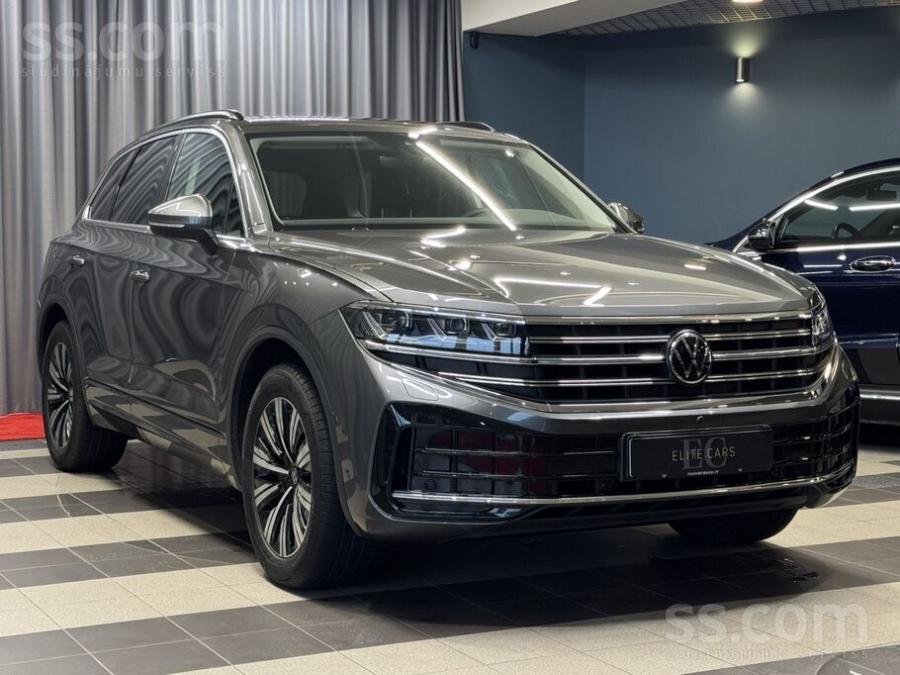 Grey Volkswagen Touareg 2023 in Riga, with an engine capacity of 3.00 L and mileage of 32 thousand km for 49990 €, photo 4 on AUTOMOTO.COM.LV