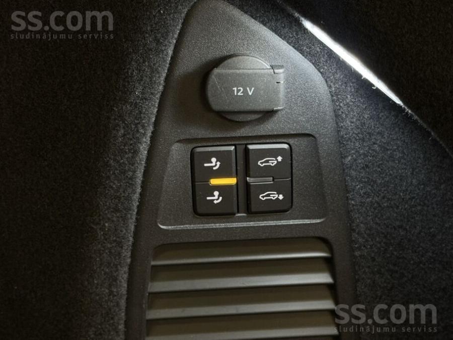 Grey Volkswagen Touareg 2023 in Riga, with an engine capacity of 3.00 L and mileage of 32 thousand km for 49990 €, photo 9 on AUTOMOTO.COM.LV