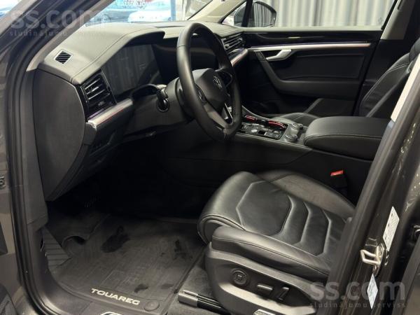 Grey Volkswagen Touareg 2023 in Riga, with an engine capacity of 3.00 L and mileage of 32 thousand km for 49990 €, photo 10 on AUTOMOTO.COM.LV