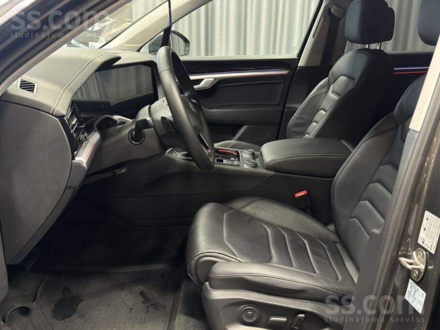 Grey Volkswagen Touareg 2023 in Riga, with an engine capacity of 3.00 L and mileage of 32 thousand km for 49990 €, photo 12 on AUTOMOTO.COM.LV