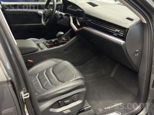 Grey Volkswagen Touareg 2023 in Riga, with an engine capacity of 3.00 L and mileage of 32 thousand km for 49990 €, photo 14 on AUTOMOTO.COM.LV