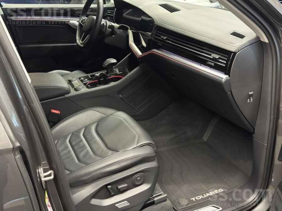 Grey Volkswagen Touareg 2023 in Riga, with an engine capacity of 3.00 L and mileage of 32 thousand km for 49990 €, photo 14 on AUTOMOTO.COM.LV
