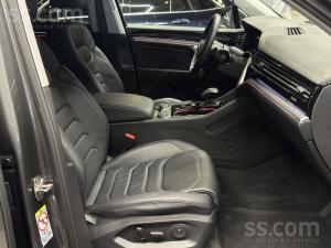 Grey Volkswagen Touareg 2023 in Riga, with an engine capacity of 3.00 L and mileage of 32 thousand km for 49990 €, photo 15 on AUTOMOTO.COM.LV