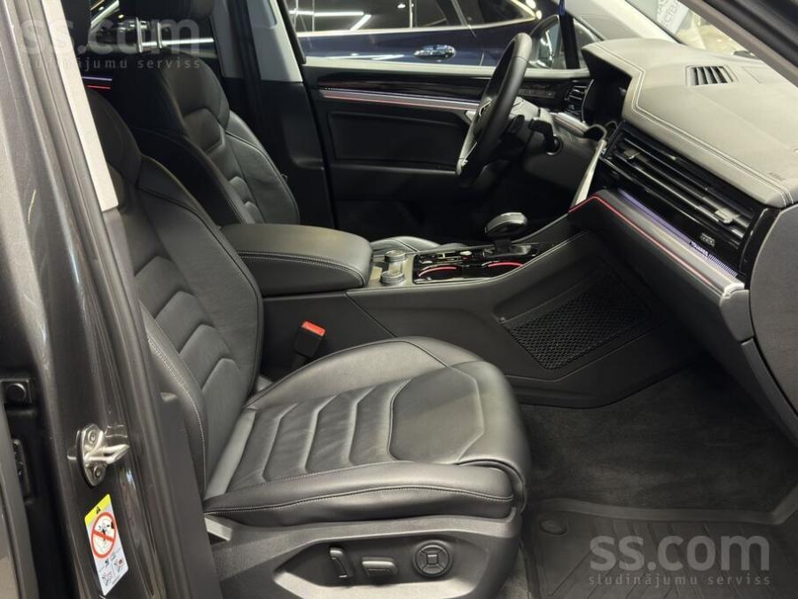Grey Volkswagen Touareg 2023 in Riga, with an engine capacity of 3.00 L and mileage of 32 thousand km for 49990 €, photo 15 on AUTOMOTO.COM.LV