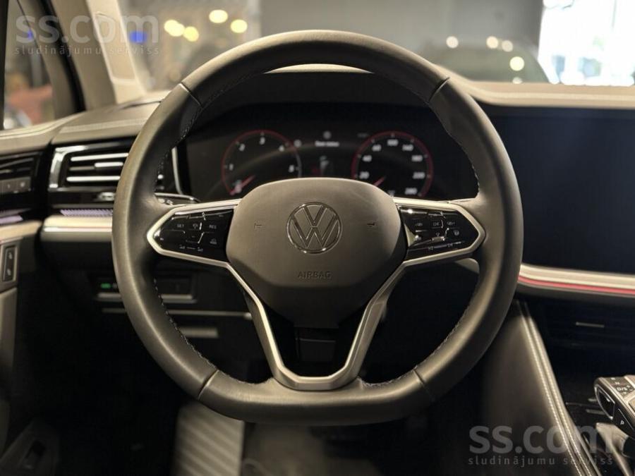 Grey Volkswagen Touareg 2023 in Riga, with an engine capacity of 3.00 L and mileage of 32 thousand km for 49990 €, photo 17 on AUTOMOTO.COM.LV