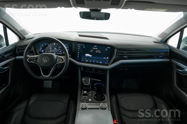 Grey Volkswagen Touareg 2023 in Riga, with an engine capacity of 3.00 L and mileage of 33 thousand km for 49900 €, photo 6 on AUTOMOTO.COM.LV